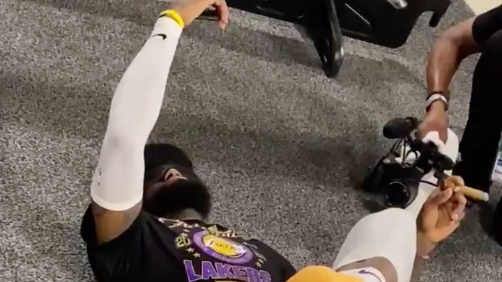 Trốn khỏi lễ ăn mừng, LeBron dành cuộc FaceTime đầu tiên cho "người đặc ...