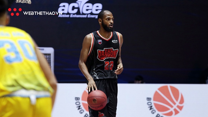 Xem ngay: Darrell Miller dính chấn thương nặng, đau đớn rời sân trong ...