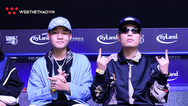 Rapper LK cùng học trò Kenji dự khán VBA 2020, trình diễn half-time ...