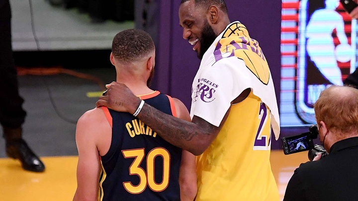 Nhìn cú ném của LeBron sáng nay, Stephen Curry hồi tưởng ký ức buồn từ ...
