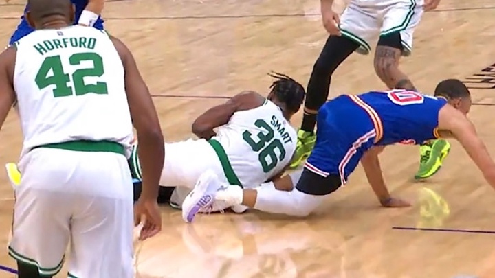 Stephen Curry chấn thương sau pha vào bóng của Marcus Smart: HLV Steve ...