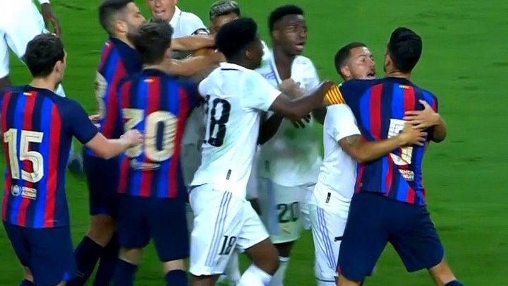 Trận Siêu kinh điển Barca vs Real có cuộc ẩu đả đầu tiên của mùa giải