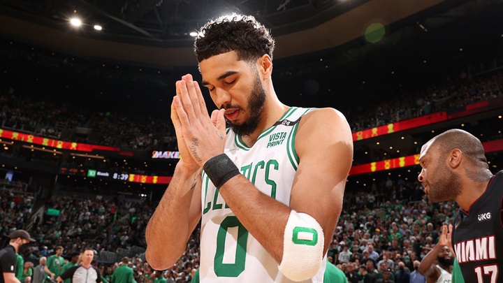 Jayson Tatum hé lộ bị gãy xương cổ tay, nén đau thi đấu suốt nhiều ...