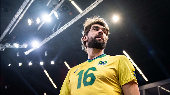 Ngôi sao bóng chuyền Brazil lại vướng bê bối "ngón tay thối"