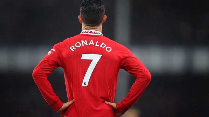 Phản ứng của Ronaldo sau khi bị trừng phạt loại khỏi đội hình MU