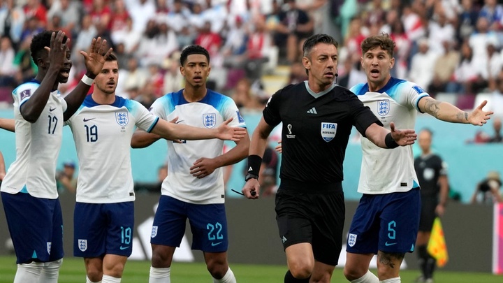 Nét mới đáng sợ cho trọng tài World Cup: Bị FIFA bắt gắn tên sau lưng áo