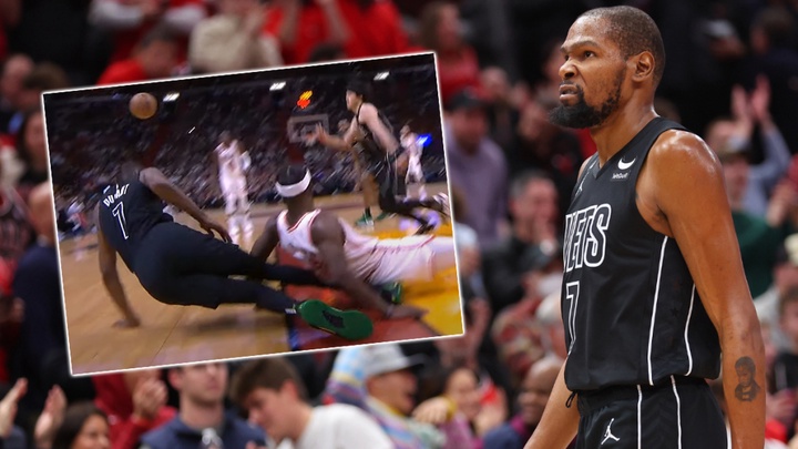 Kevin Durant lại dính chấn thương đầu gối do bị ngã vào chân, CĐV Brooklyn Nets lo lắng