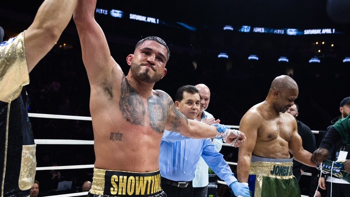 Anthony Pettis chưa từ bỏ MMA khi đánh bại huyền thoại Boxing Roy Jones Jr