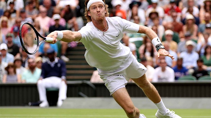Andrei Rublev với pha ghi điểm để đời, đi vào lịch sử Wimbledon