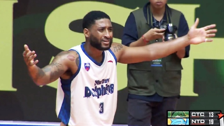 Video: Madarious Gibbs bị đuổi sau ném bóng vào đầu DeAngelo Hamilton