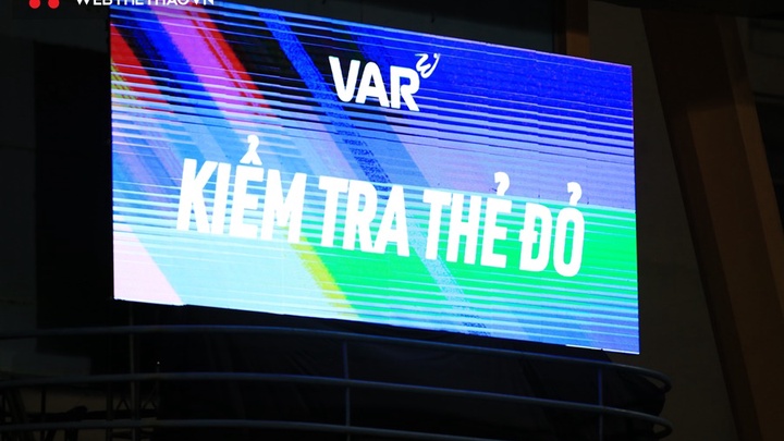 Cận cảnh tình huống VAR vào cuộc đầu tiên ở V.League