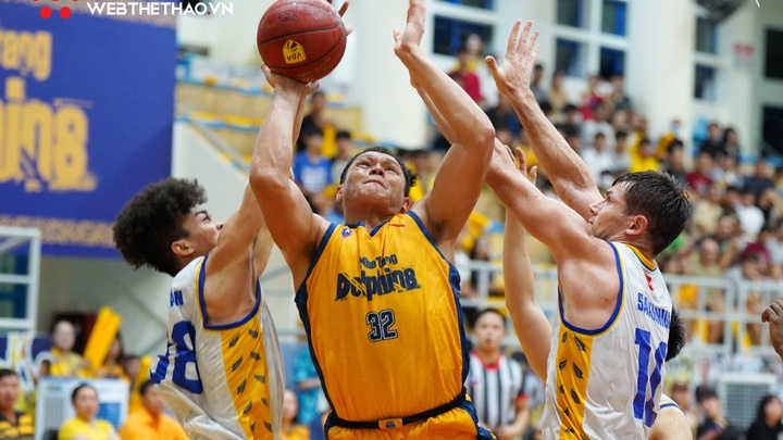 Chùm ảnh: Nha Trang Dolphins hạ gục City Wings trên sân nhà, chốt vé Playoffs VBA 2023