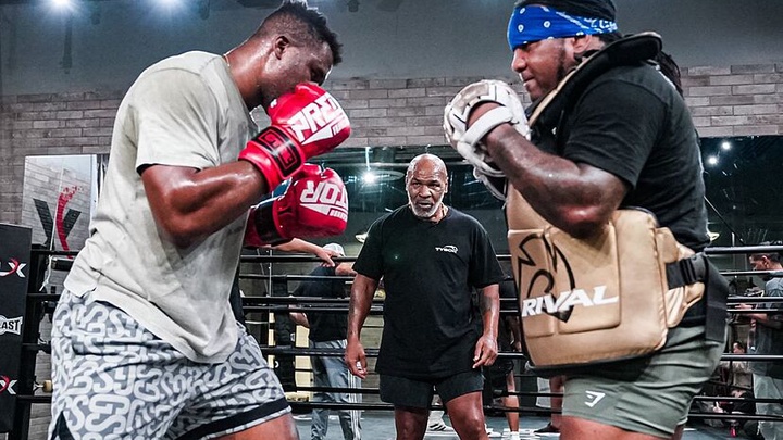 Francis Ngannou liên tục bị giới Boxing chê kỹ năng thậm tệ