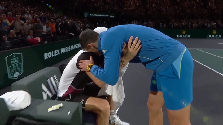 Novak Djokovic "đốn tim" người hâm mộ với cử chỉ đẹp dành cho Dimitrov