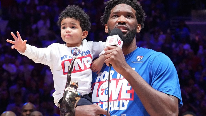 Drama tại NBA: Bị "đụng chạm" đến người thân quá cố, Joel Embiid nổi nóng xô ngã một phóng viên