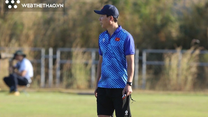 HLV Kim Sang Sik cố tình lộ đội hình đá chính gặp Lào?