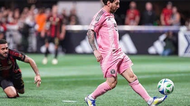 Messi còn kém Ronaldo bao xa trong cuộc đua ghi 1.000 bàn thắng?