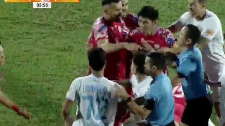 Cực nóng sân Thiên Trường: Xô xát, hai thẻ đỏ và phản ứng bất ngờ với ...