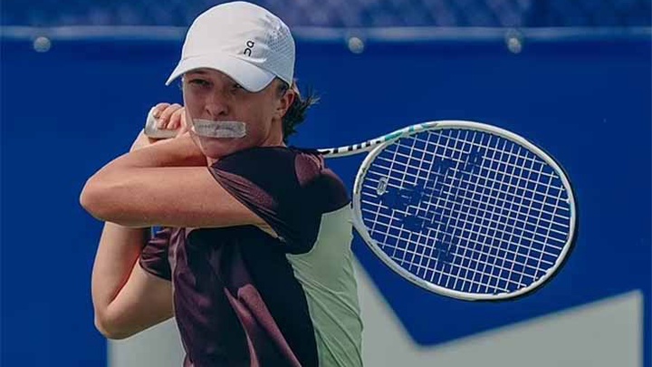 Số 1 thế giới nữ Iga Swiatek gây sốc khi bịt miệng tập luyện chuẩn bị ...