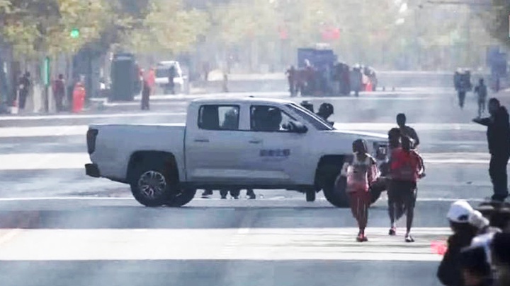 BTC giải marathon phải xin lỗi vì xe dẫn đường chặn lối một VĐV rút đích