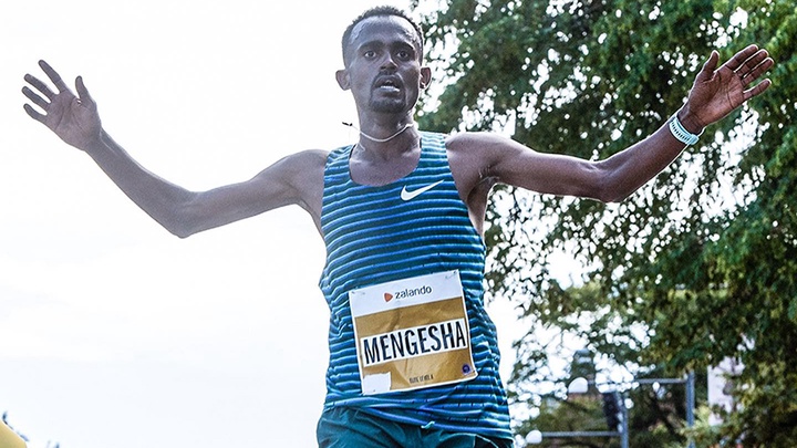 Giải bán marathon đầu tiên trong lịch sử có 15 VĐV chạy dưới 1 giờ