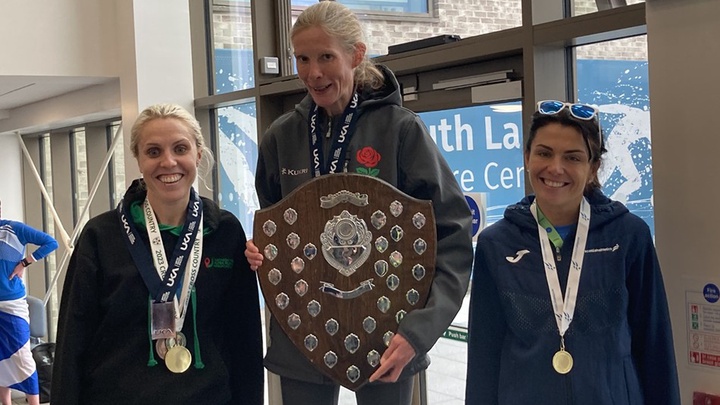 Sốc với ngoại hình nữ VĐV 44 tuổi chạy 100km trong… 7 giờ