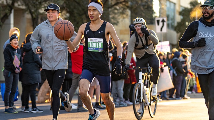 Chàng trai lập kỷ lục thế giới vừa chạy 21km vừa đập bóng rổ