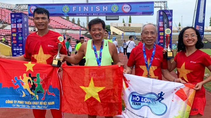 “Tượng đài điền kinh” Bùi Lương 85 tuổi chạy 10km tại Malaysia sau ...