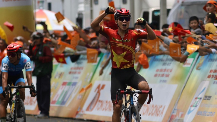 Huỳnh Thanh Tùng ăn mừng đầy cảm xúc khi nhất chặng 13 giải xe đạp HTV ...