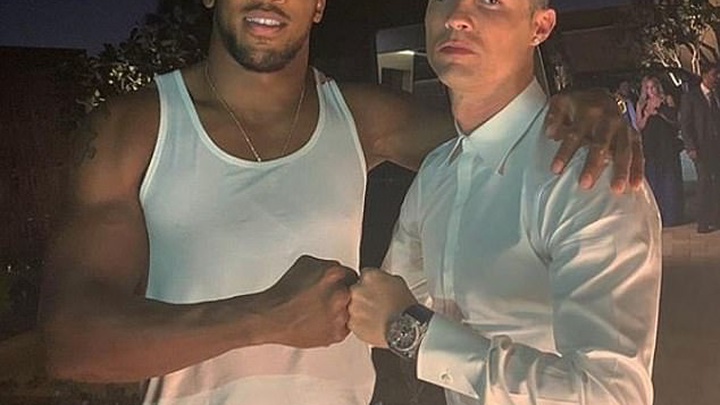 "Chán" chơi với Badr Hari, CR7 kết thân với Anthony Joshua