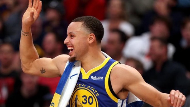 Câu chuyện dở khóc dở cười tạo nên đôi giầy kỳ lạ của Stephen Curry tại ...