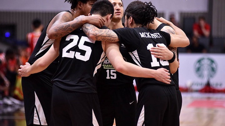 Macau Black Bears 113-93 Hong Kong Eastern: Cặp đôi hoàn hảo Tucker ...