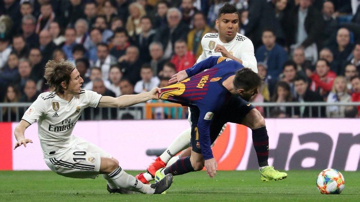 Modric bị "troll" sấp mặt vì hành vi thô thiển với Messi ở Siêu kinh điển