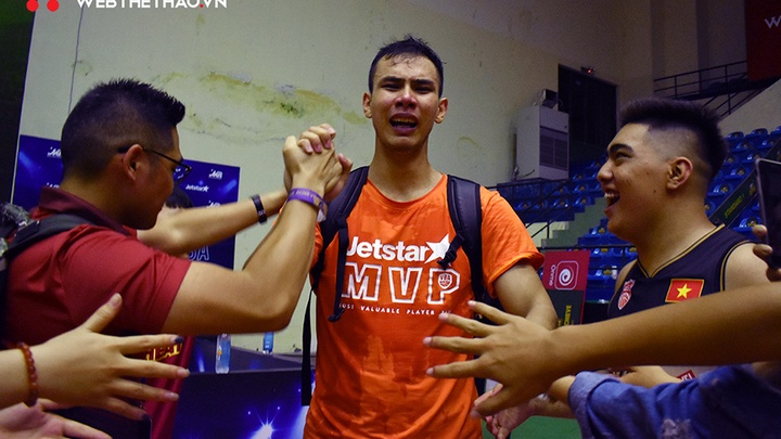 Tim Waale đã khóc sau khi giúp Saigon Heat có chiến thắng VBA Finals ...