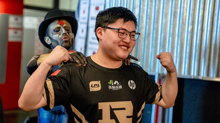 RNG vs FNC: Uzi cân cả thế giới