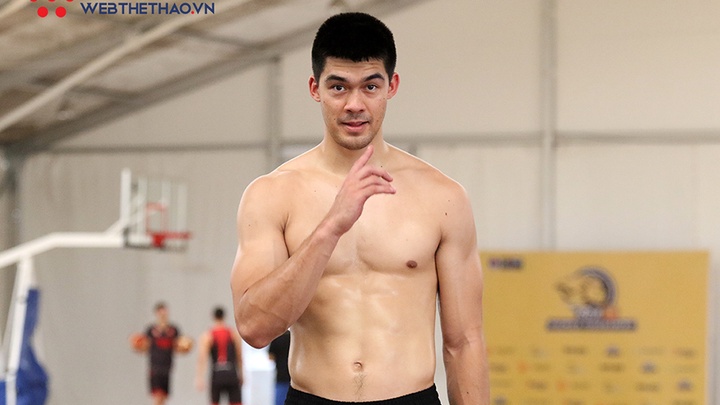 Chris Dierker cùng dàn nam thần tuyển bóng rổ Việt Nam khoe body cực chất