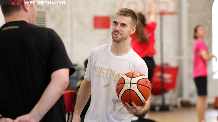 Matt Van Pelt xuất hiện cùng đội tuyển bóng rổ Việt Nam