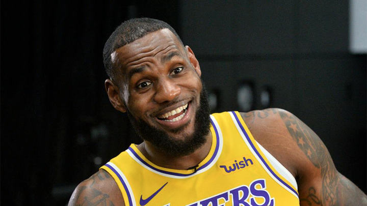 Pha chạy bước này của LeBron James tệ đến nỗi bản thân "nhà vua" cũng ...