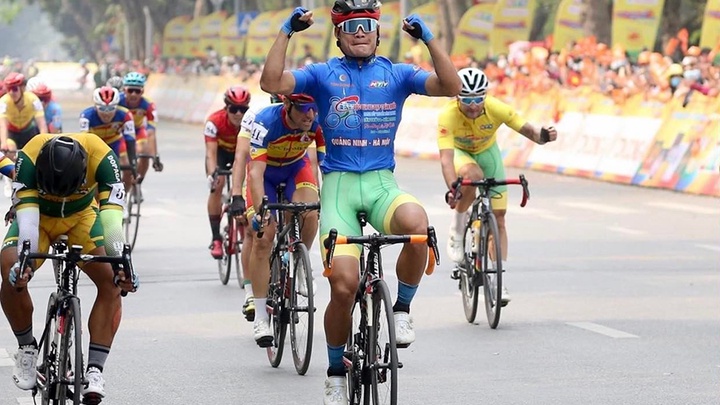 Chặng 1 giải đua xe đạp Cúp Truyền hình HTV 2023 khởi tranh quanh Hồ ...