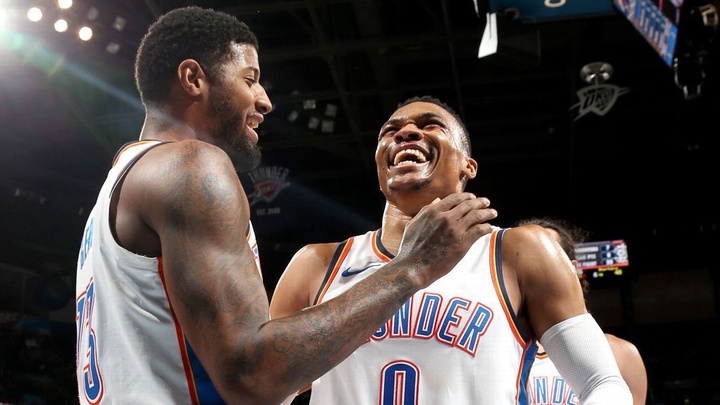 Khi LeBron James đang tới Los Angeles, Paul George lại bay đi dự tiệc ...