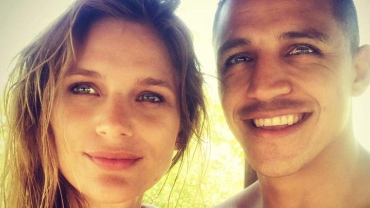 Cô nàng đẹp hơn Á hậu mới "đá" Alexis Sanchez là ai?