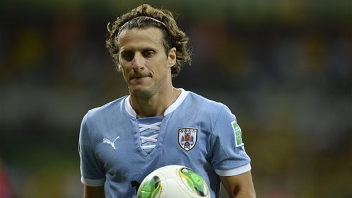 Diego Forlan phân tích: Real Madrid chịu áp lực hơn Barcelona