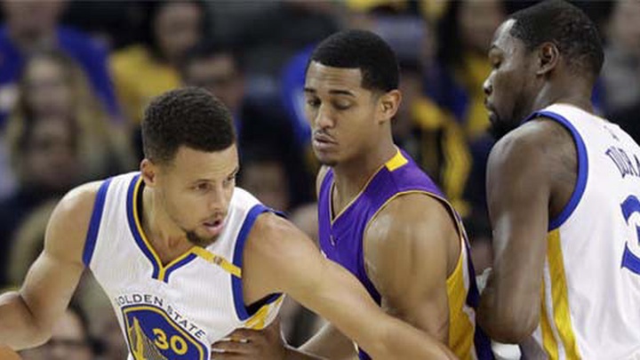 NBA muộn ngày 24/11: Lakers lọt bẫy, Warriors thắng đậm nhất mùa