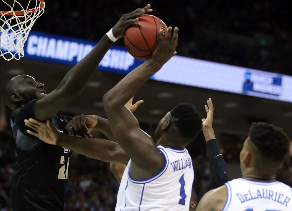 Đứng trên mặt đất nhưng tay vẫn chạm vành, "người ngoài hành tinh ...