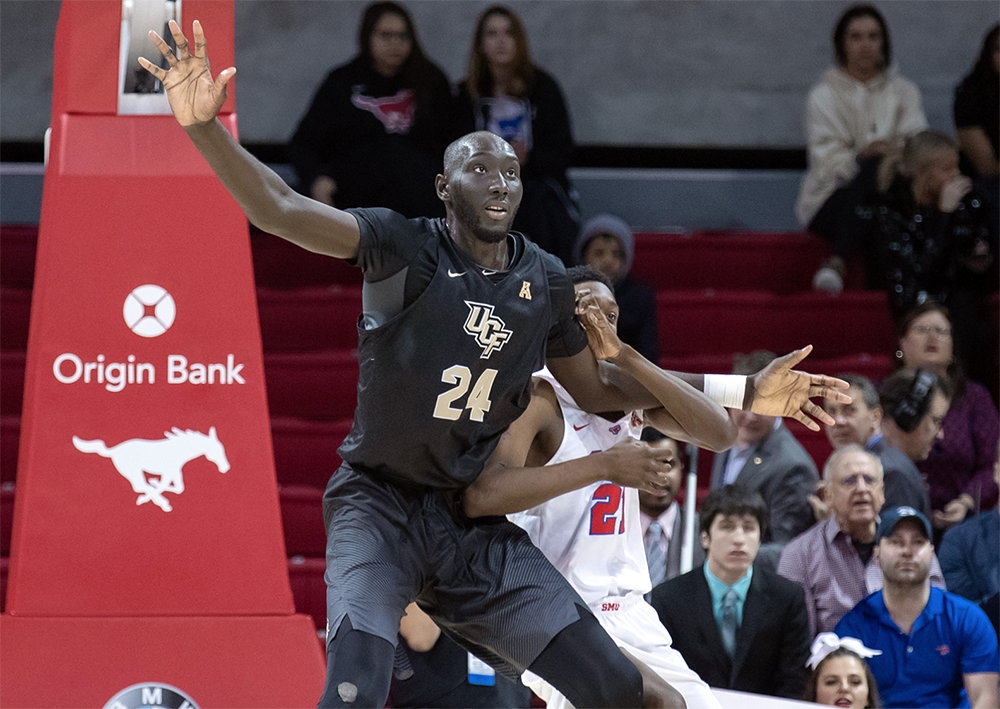 Đứng trên mặt đất nhưng tay vẫn chạm vành, "người ngoài hành tinh ...